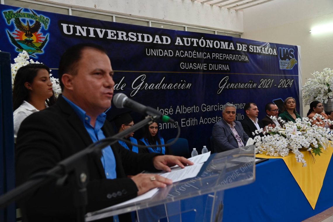 Llama Robespierre Lizárraga a graduados de la Preparatoria Guasave ...